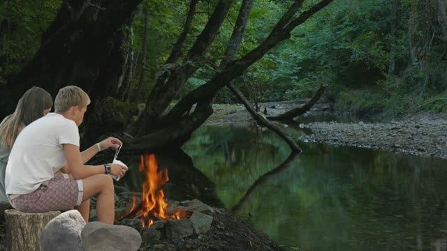 Спускается над озером закат