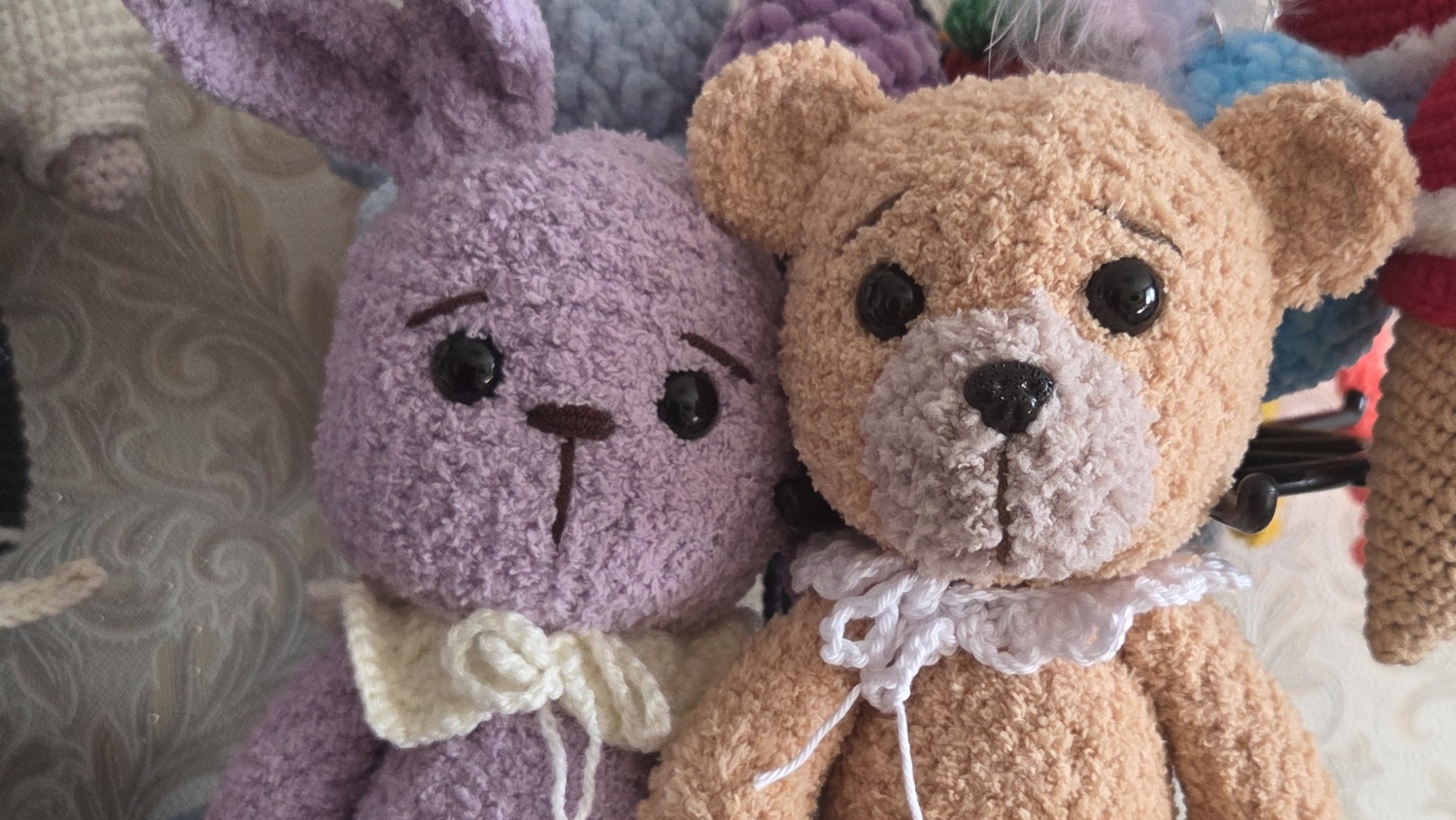 Довязала мишку🐻 у зайца теперь есть компания