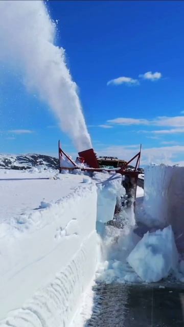 Как выглядит уборка трехметрового слоя снега в Норвегии
