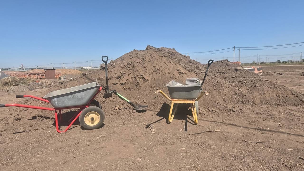 Такого ещё не было . Перевезли тачками 80 кубов грунта за 7 дней.