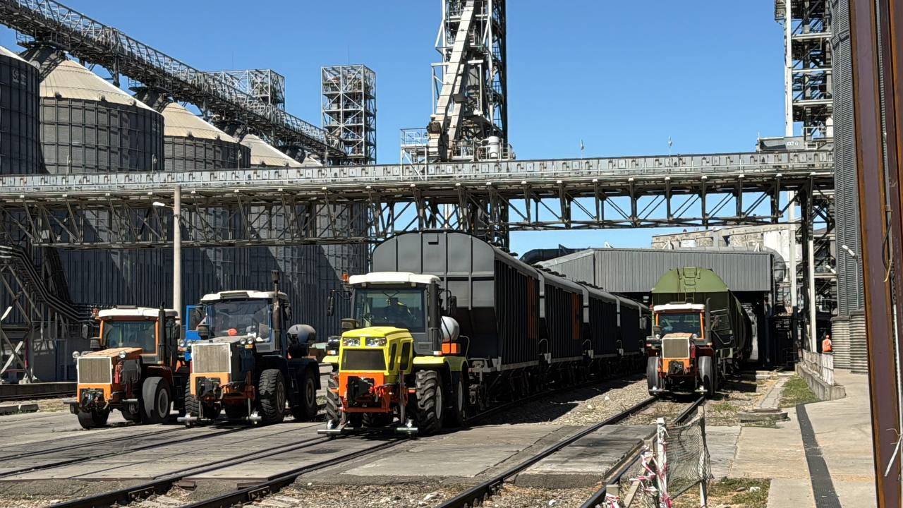 Локотракторы  КРТ-1 и КРТ-2 производства ООО "Ригель АВ-Белгород" работают вместе