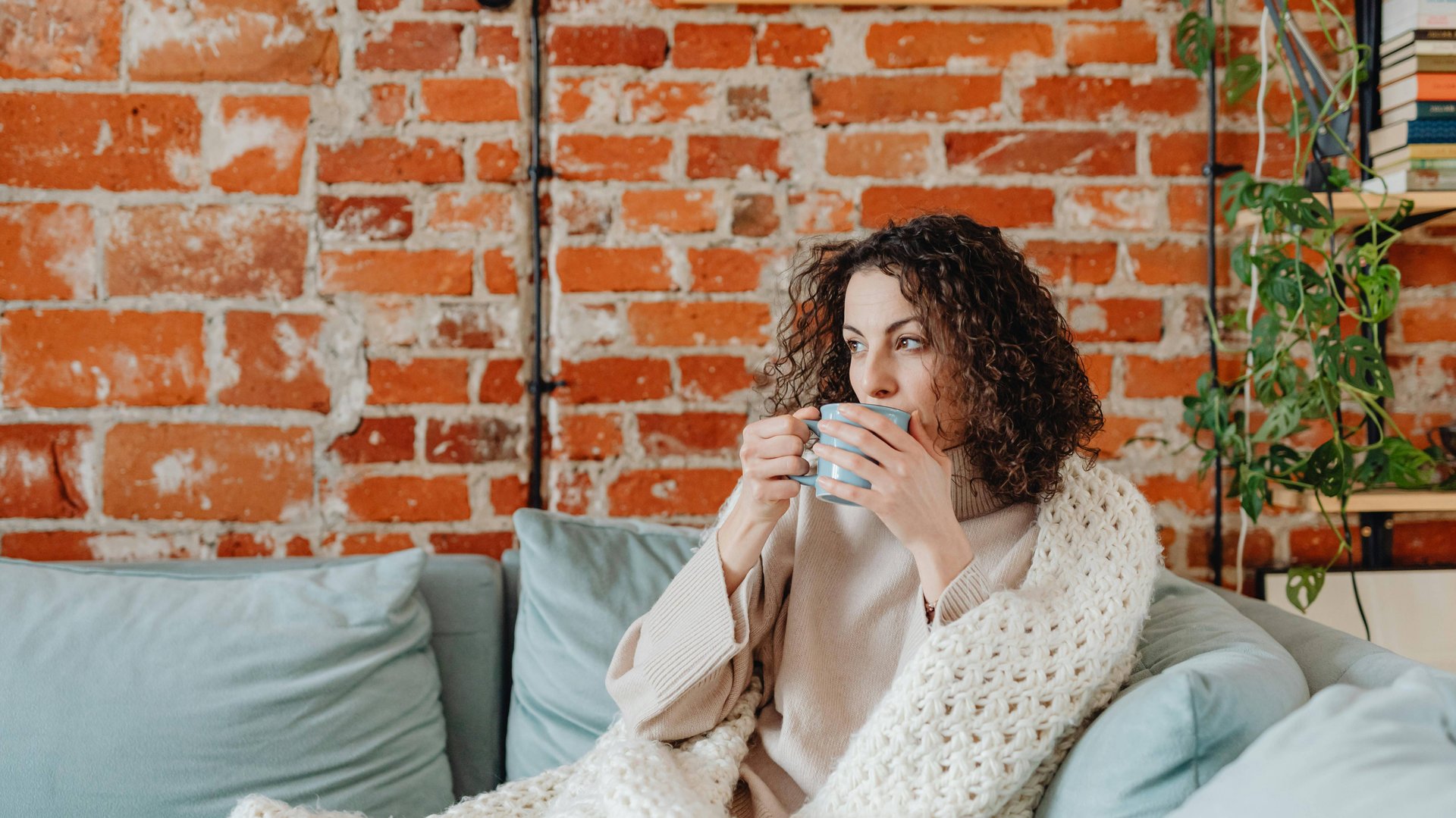 Превращаем стену в лофт. Имитация кирпича из обычной бумаги!