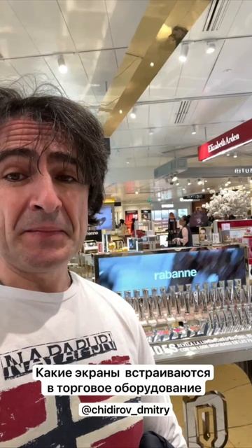 Какие экраны интегрируют в корнерах брендов в Барселоне?