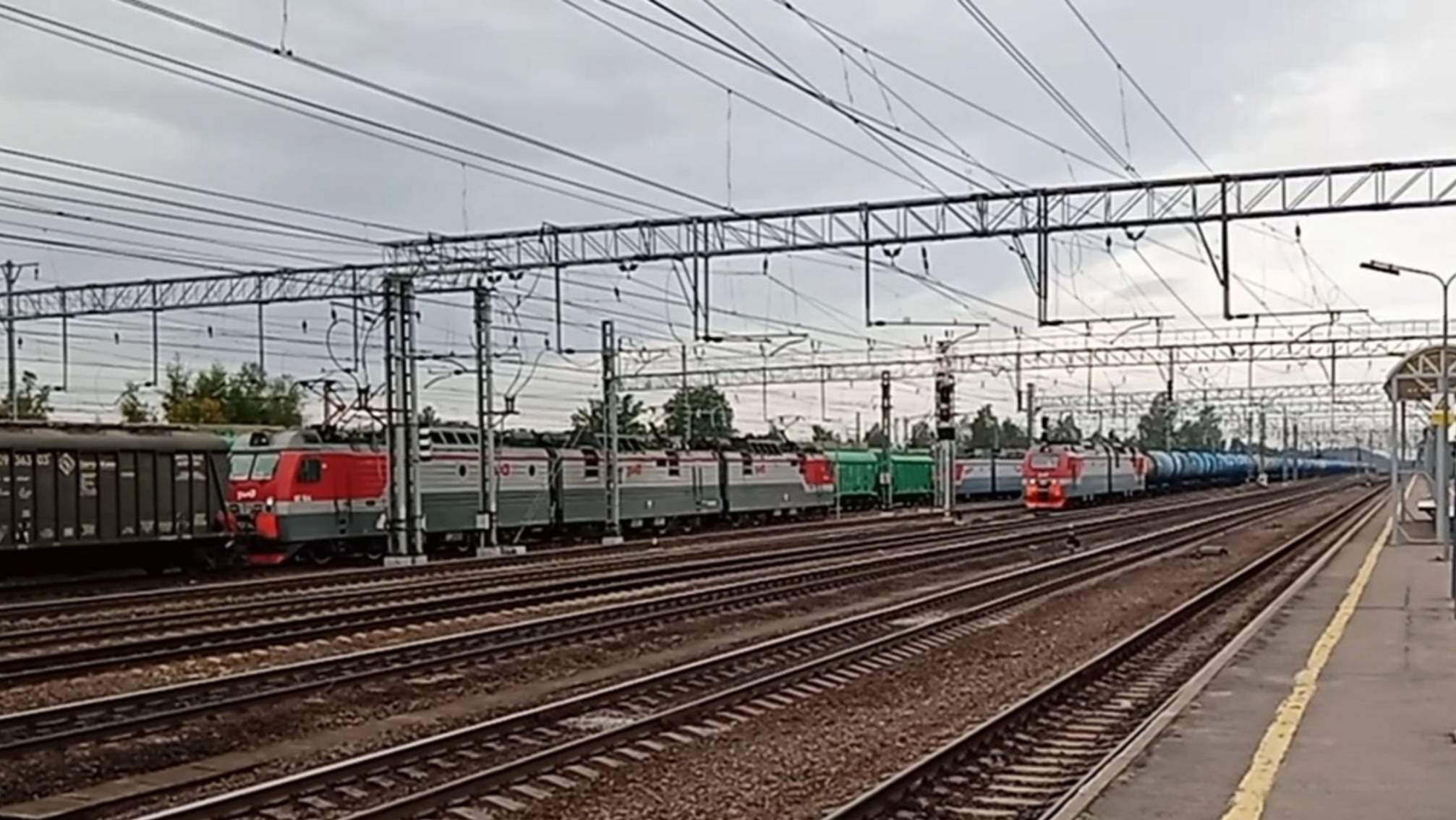 Грузовой поезд с электровозом 2ЭС4К-026 на станции Мга