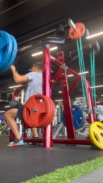 Диагональная тяга в рычажном тренажере с резиной