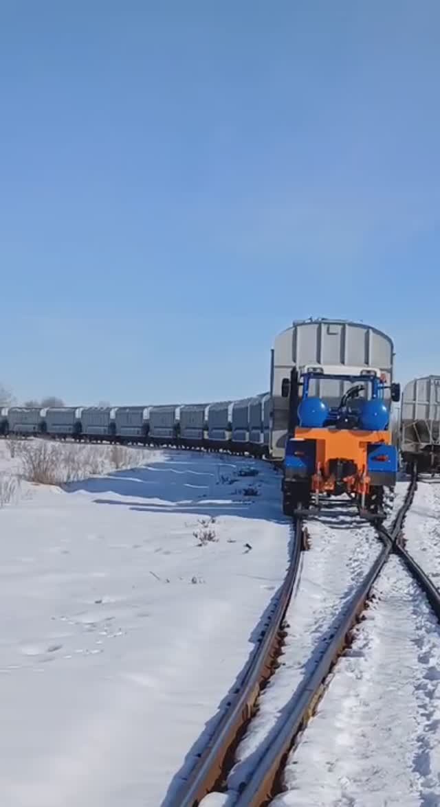 Локотрактор КРТ-1 производства ООО "Ригель АВ-Белгород" подает 21 груженые вагоны