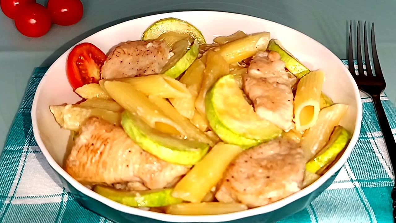 📌 Вкусные макароны с курицей, кабачком и сыром