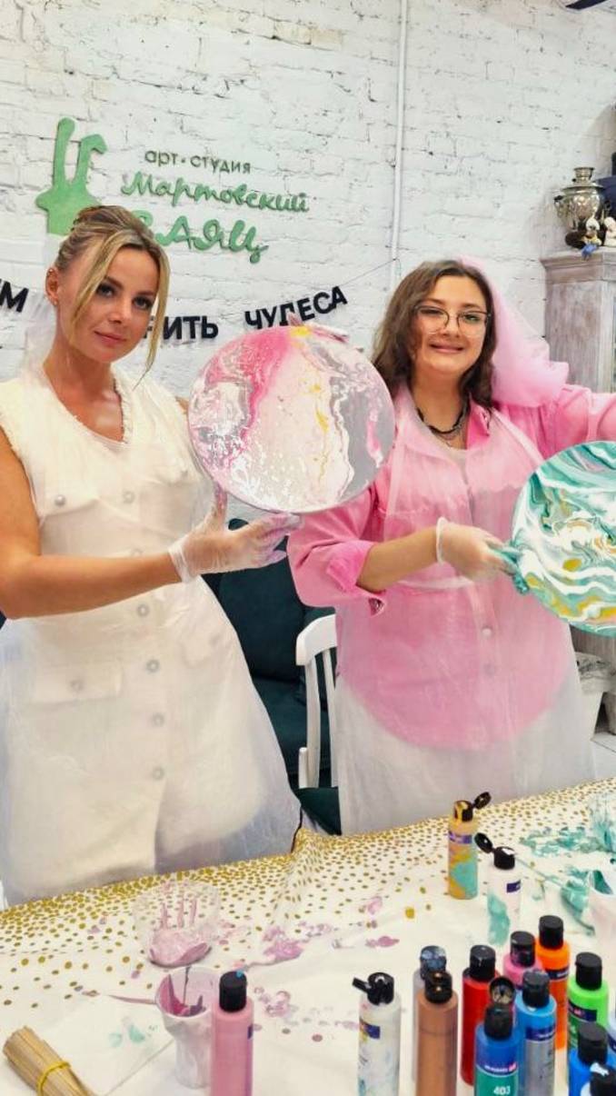 Творческий девичник в «Мартовском зайце»: картины Fluid Art