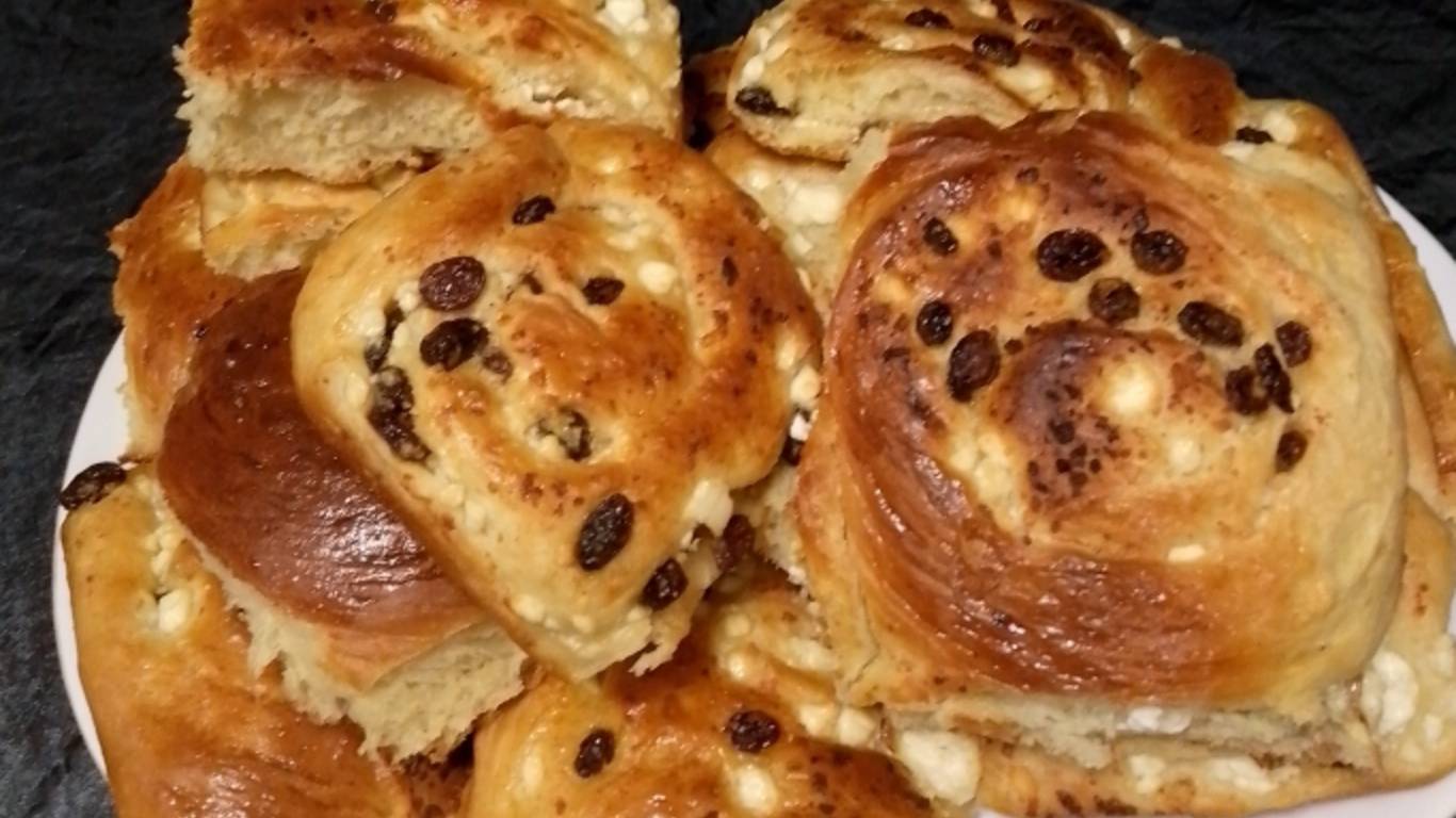Булочки с творогом и изюмом