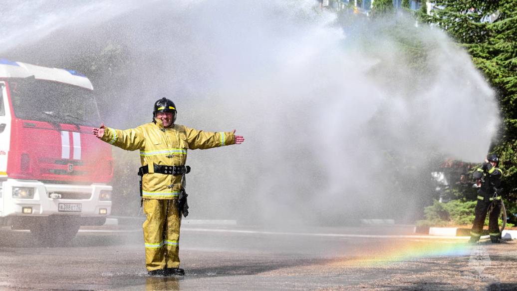 Красивая традиция. Севастопольского огнеборца МЧС России Василия Петухова проводили на пенсию