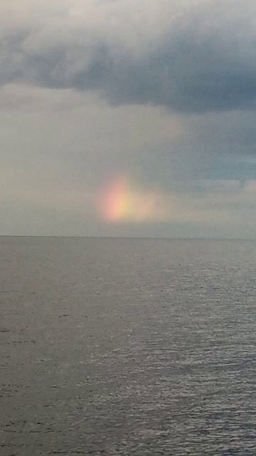 Радуга не может пробиться сквозь тучи.