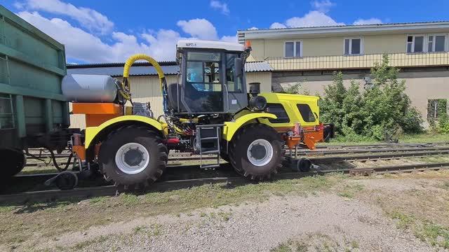 Локотрактор КРТ-1  производства ООО "Ригель АВ-Белгород", 4х4, тянет 9 груженых вагонов , 900 тонн