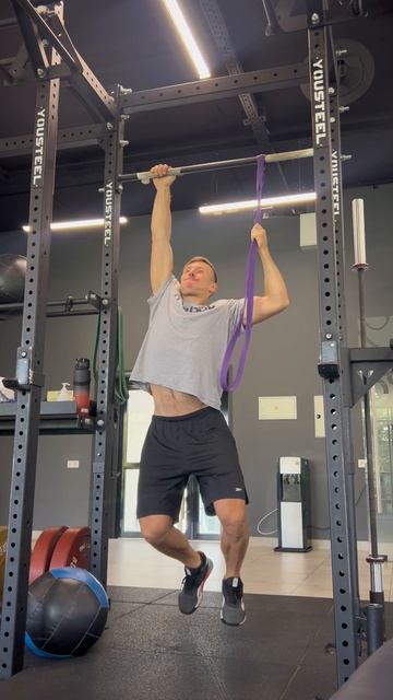 подтягивание на 1 руке с резиной в противоположной