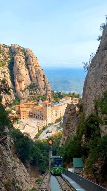 Монсеррат — бенедиктинский монастырь в Барселоне,  Испания