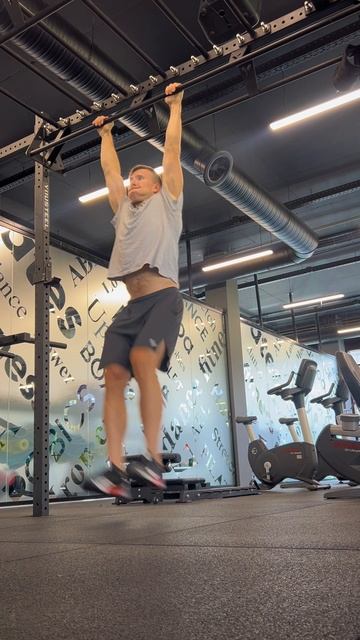 подъем ног к перекладине