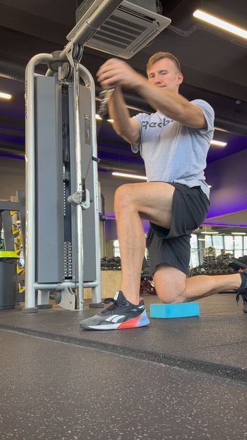 Изометрическое удержание в кроссовере с ротацией в грудном отделе