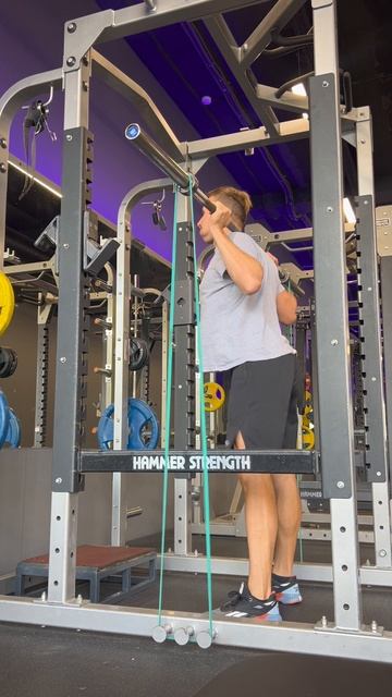 Приседание со штангой на плечах с резиной