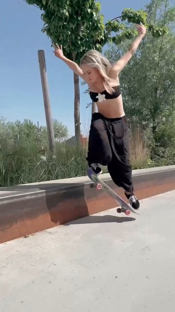 девушка на скейте.mp4