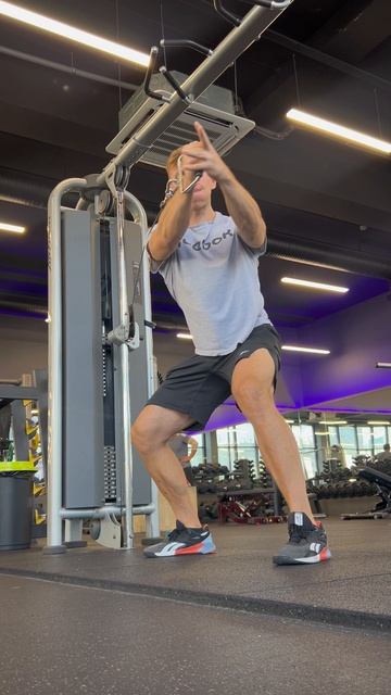 Изометрическое удержание в полуприседе с ротацией в грудном отделе