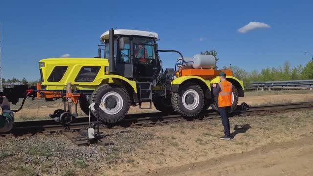 Локотрактор КРТ-2 производства ООО "Ригель АВ-Белгород", 6х6, передвигает  30 вагонов