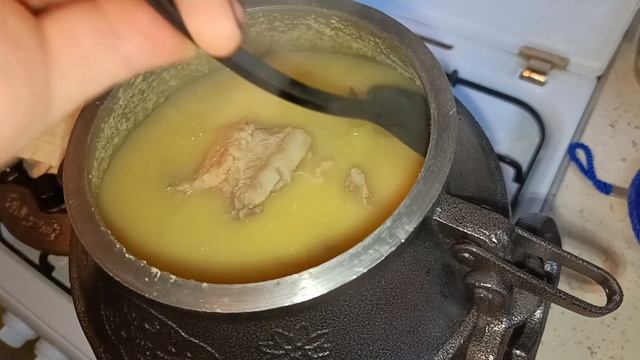 Гороховый суп с копчёностями. Гороховый суп. Гороховый суп в афганском казане.