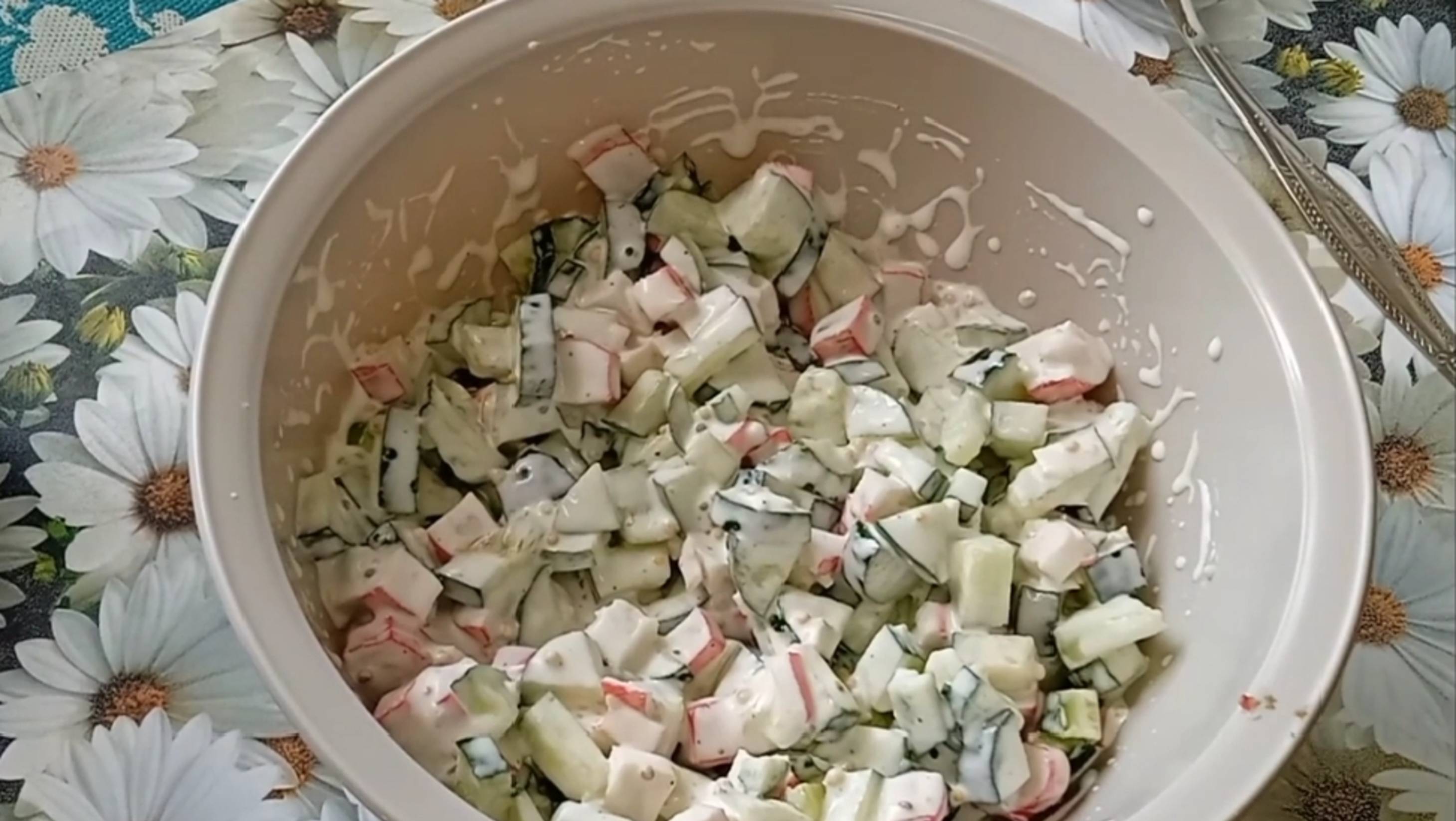 Салат со свежим огурцом и крабовыми палочками. Готовится проще простого, а вкусный очень и легкий.