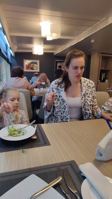 «Ешь, молись, люби...». Пришла с детьми в ресторан. Юмор про родительство.