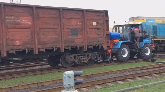 Локотрактор КРТ-1 производства ООО "Ригель АВ-Белгород", маневровые работы