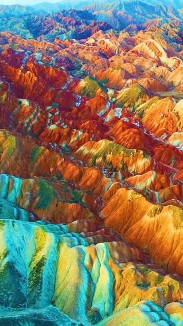 Национальный геопарк Чжанъе Данься известен своими яркими горами, Китай