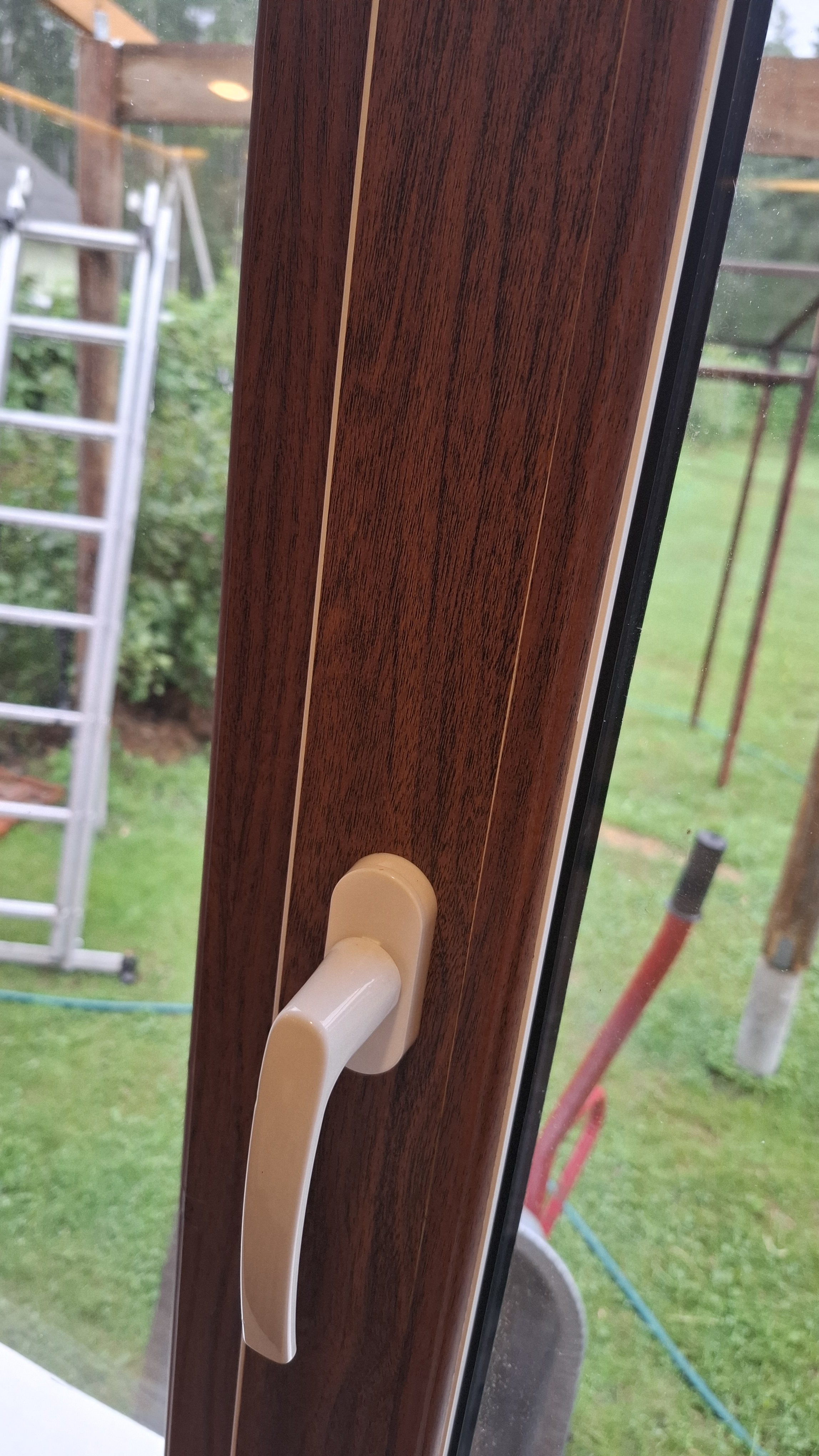 Простой способ сделать красивым окно ПВХ #банясвоимируками #diy