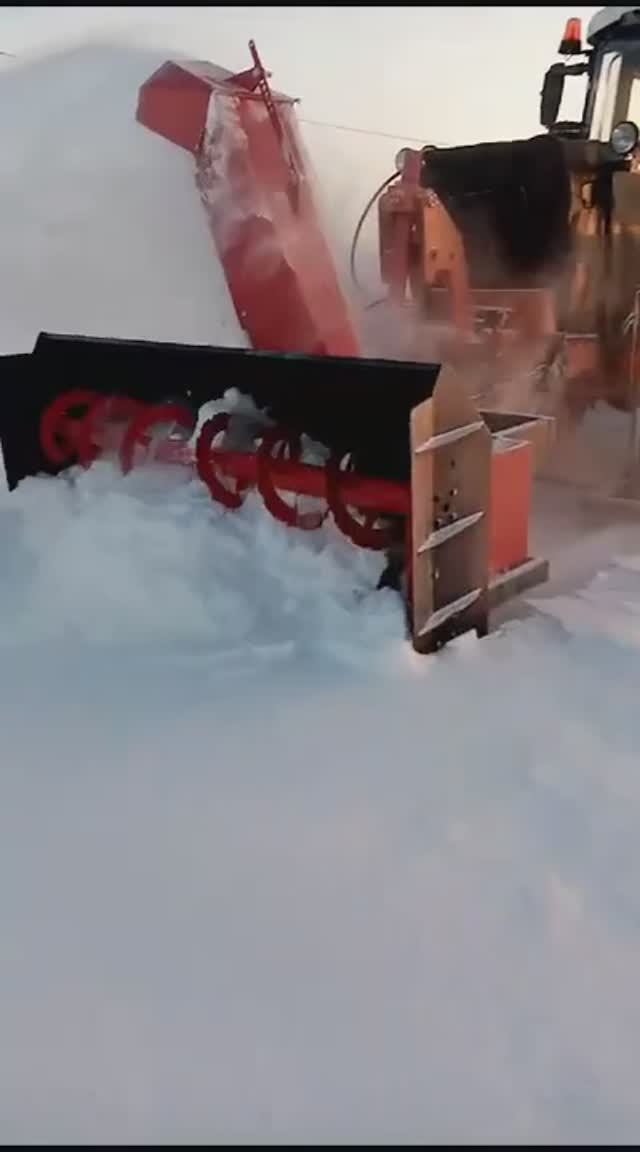 Локотрактор КРТ-2  очищает жд путь от снега шнекороторным отвалом