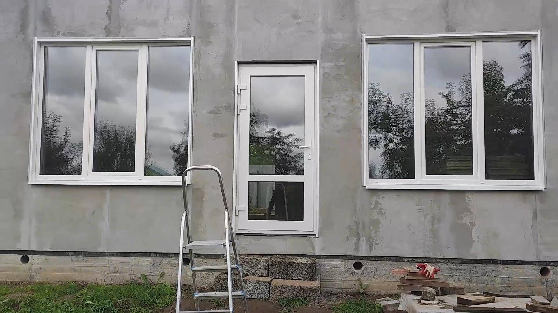 Установка пластиковой двери в доме из арболита