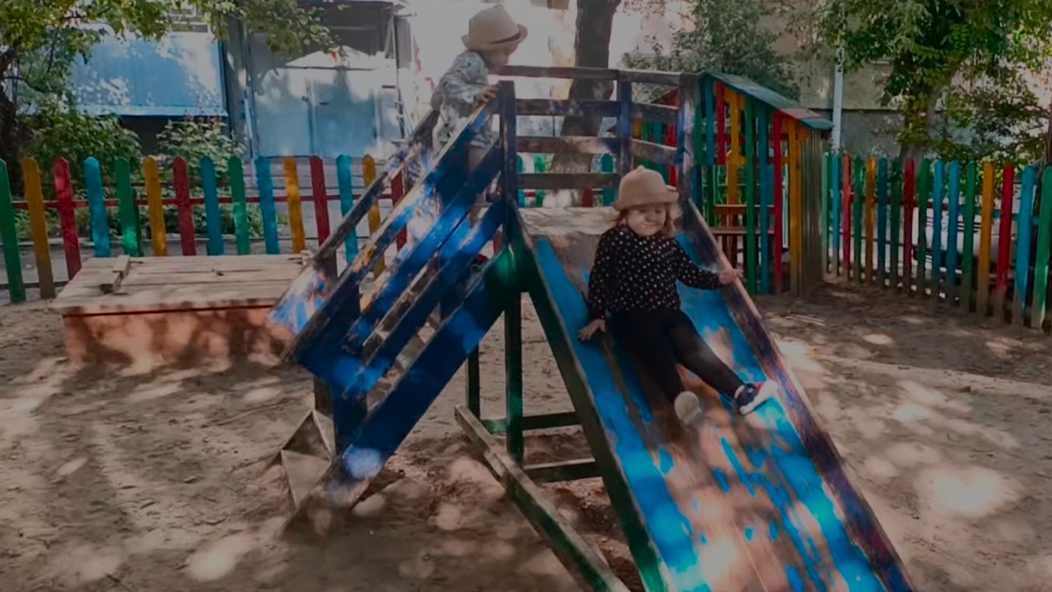 Близнецы на детской площадке