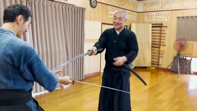 УРОКИ МАСТЕРА АСАЯМА-ИТИДЭН-РЮ. КАК СРАЖАТЬСЯ С САКАБАТО (ПЕРЕВЁРНУТЫМ МЕЧОМ) ОЗВУЧКА