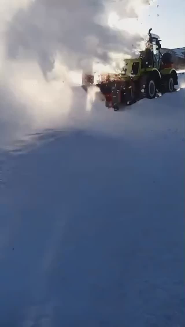 Локотрактор КРТ-1 со шнекороторным отвалом чистит заснеженный жд путь