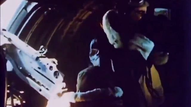 Воздушный бой  истребителей BF-109 люфтваффе с группой тяжелых бомбардировщиков B-17 Flying Fortres