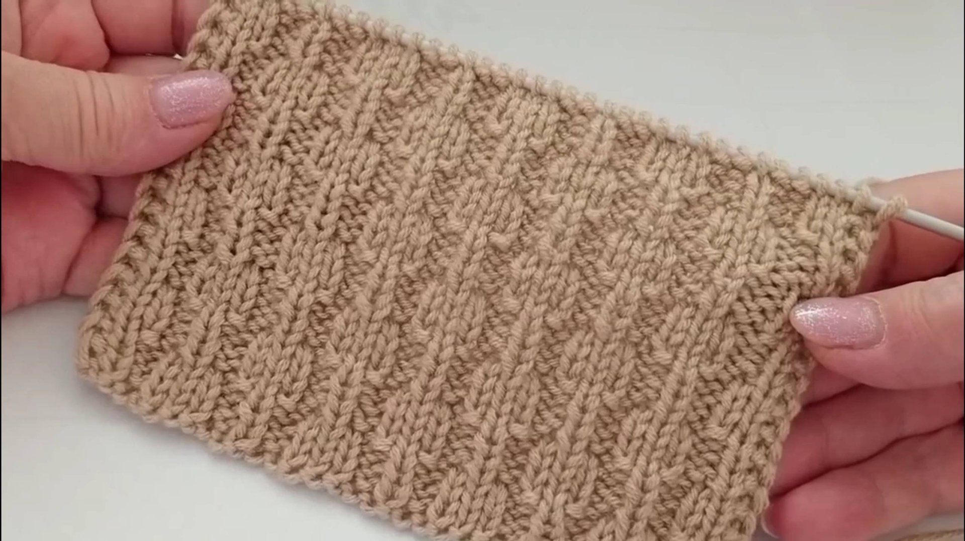 Красивый и несложный теневой узор спицами.