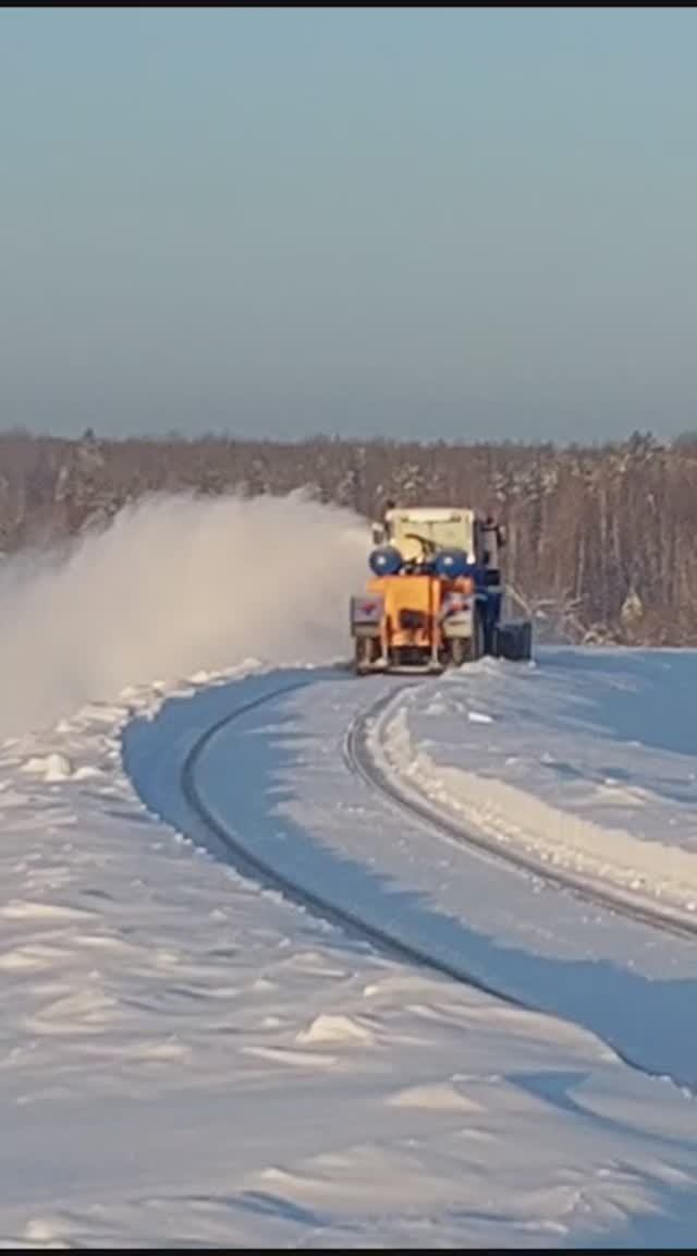 Локотрактор КРТ-1 производства ООО "Ригель АВ-Белгород" чистит жд путь от снега