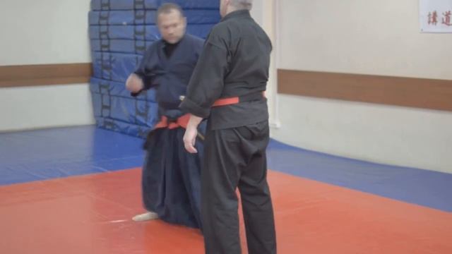 Техника дзюдзюцу. Защита от угрозы ножом спереди