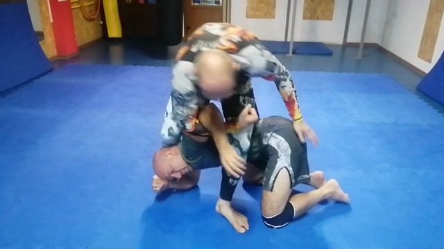 Рычаг локтя на боку + рычаг переворотом за ногу.