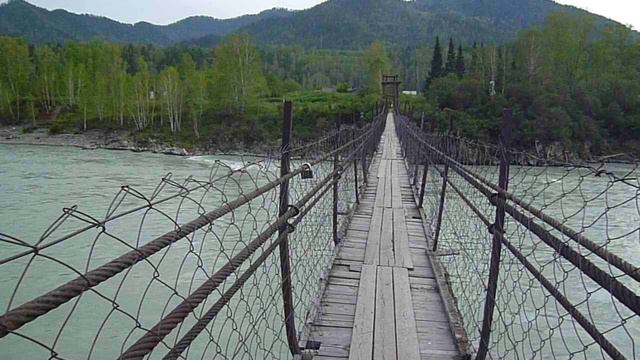 На подвесном мосту через реку Катунь - зимой и летом (Горный Алтай).