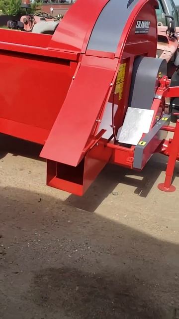 Разбрасыватель щепы и опилок для сада и голубичных хозяйств с боковыми пластинами для локализации