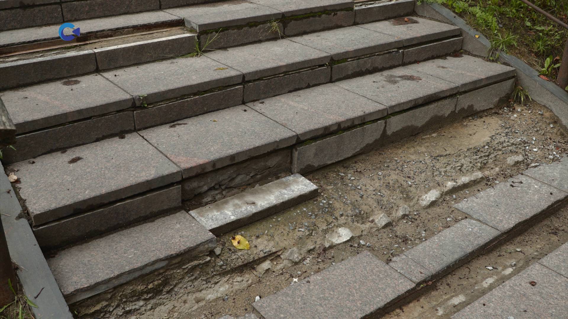 Специалисты приступили к демонтажу аварийной лестницы в парке «Ямка» в Петрозаводске