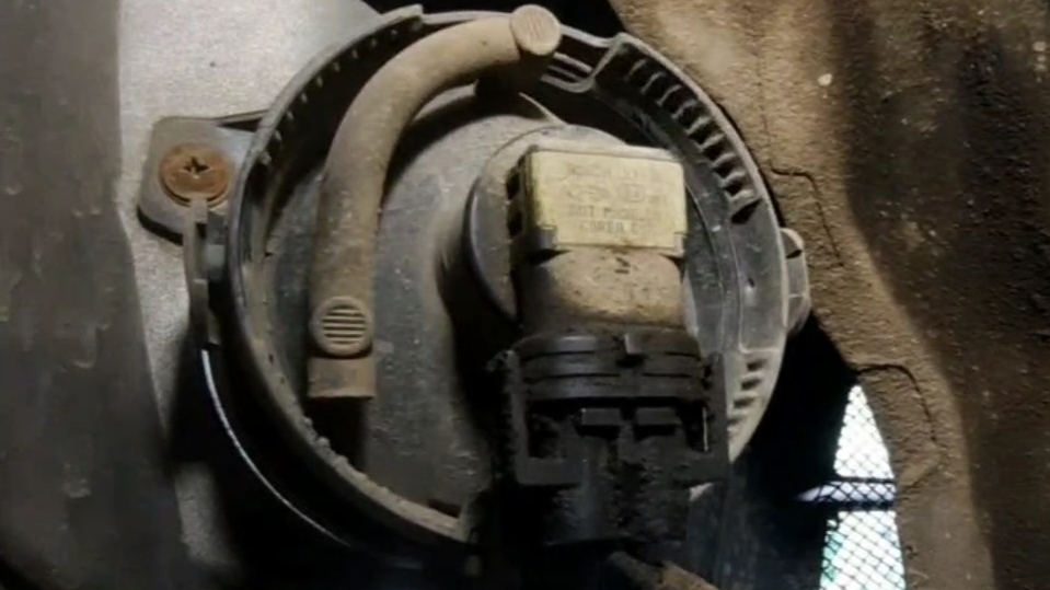 Замена противотуманной фары. Лада Гранта.