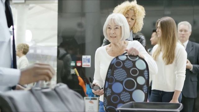 Таможня в аэропорту. Досмотр людей