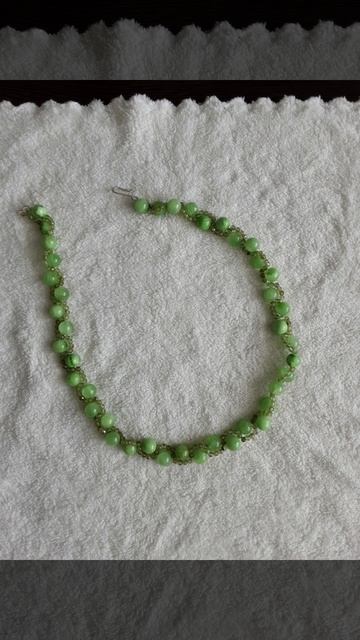 Украшения - на зону декольте .