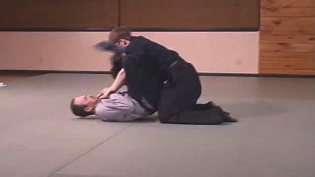 Падение назад с переходом на болевой или удушающий