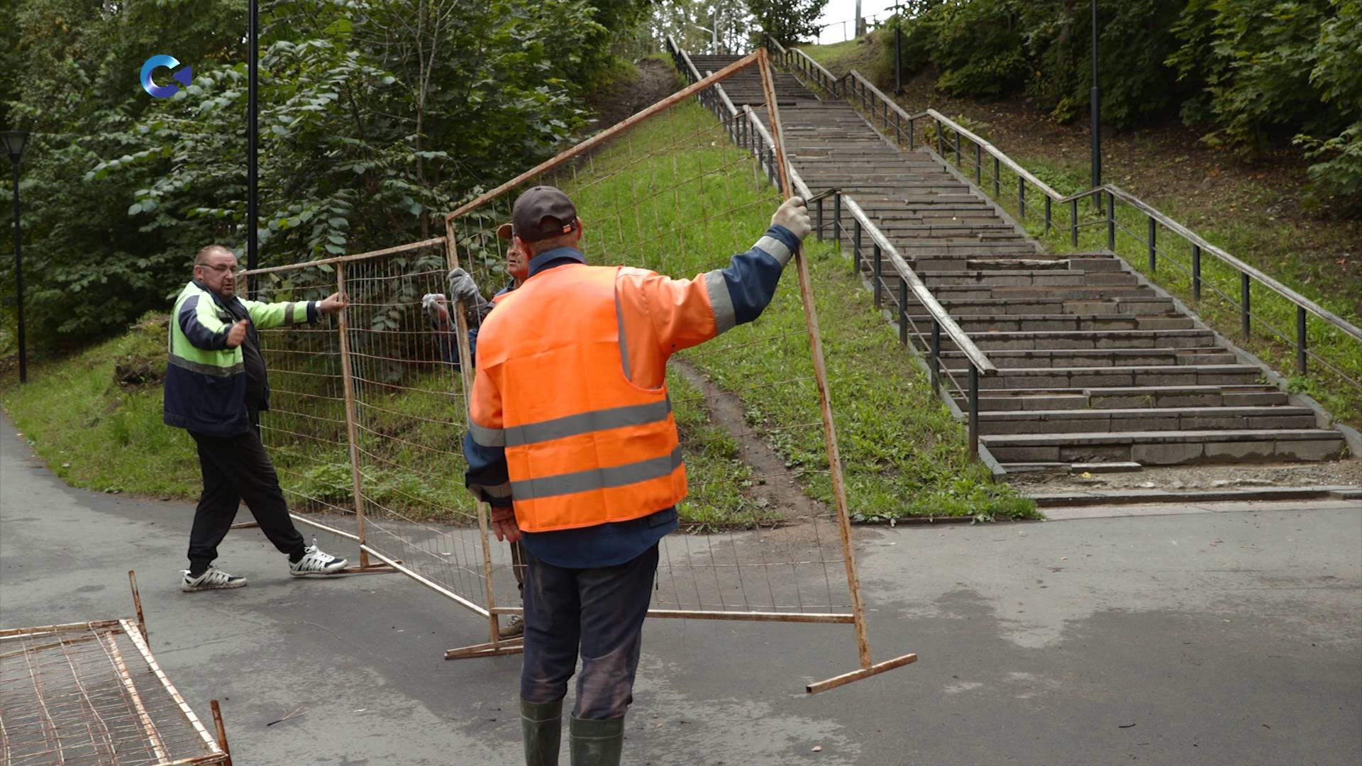 Специалисты приступили к демонтажу аварийной лестницы в парке «Ямка» в Петрозаводске