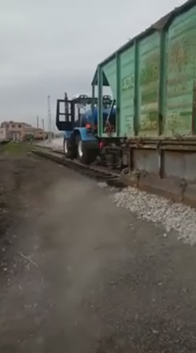 Локотрактор КРТ-1 производства ООО "Ригель АВ-Белгород" строит жд путь