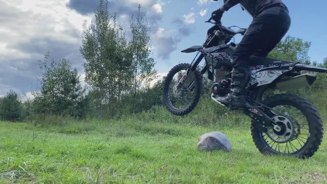 Треню камушки и бревнышки на эндурике. BSE Z10l